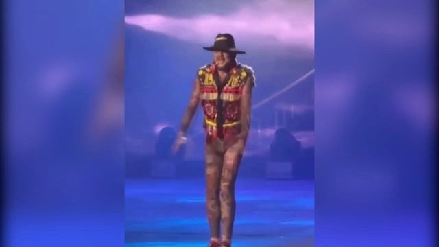 Киркоров в колготках и трусах отхлестал зрителя. Варнава села на шпагат. Харламов ушел