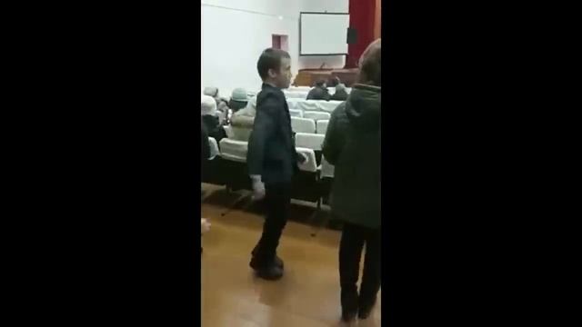 Вирусно станцевал марийский парень! перевод в описании ! Михаил Веселов АЛА ЛИЕШ АЛА УКЕ