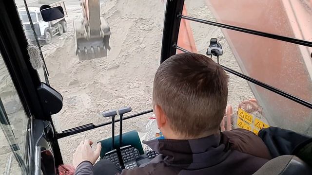 Вид из кабины машиниста экскаватора.