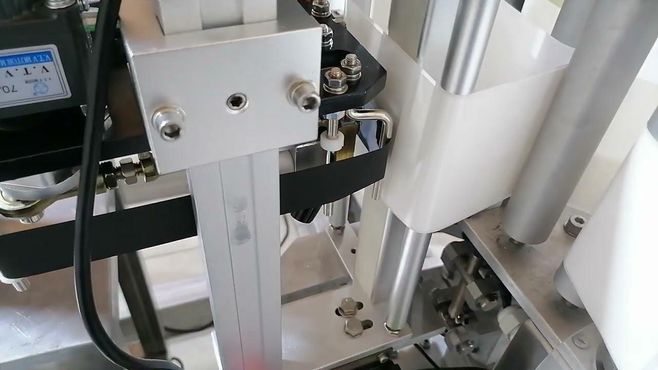 Наклеивание этикетки на канистру - Etikon.ru