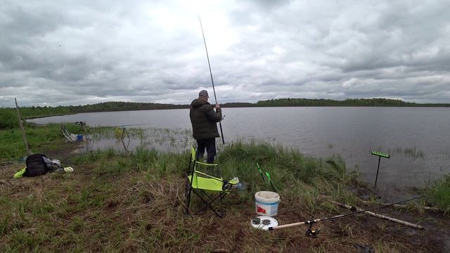 ЗАЧЕТНЫЙ КАРАСЬ НА ДОННУЮ УДОЧКУ, РЫБАЛКА НА ОЗЕРЕ В ТАЙГЕ! ЛЕБЕДЬ, ПИЯВКА, ГАДЮКА, ЛОВИМ НА УРАЛЕ!