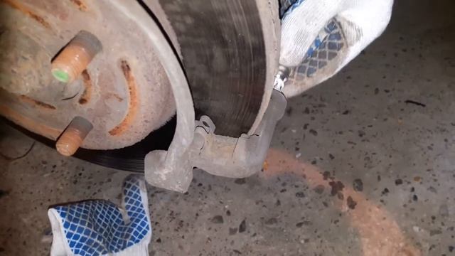 Замена передних тормозных накладок Хонда Фит.