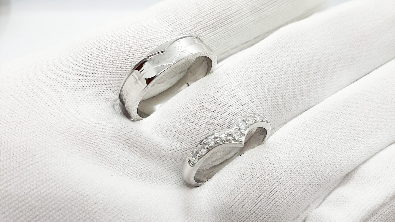 Обручальное кольцо с V-образным изгибом