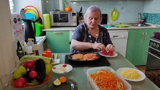 Салат из кабачков и курица под сыром