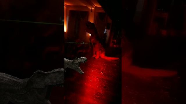 Светящий лазерный динозавр зажог по полной на сцене