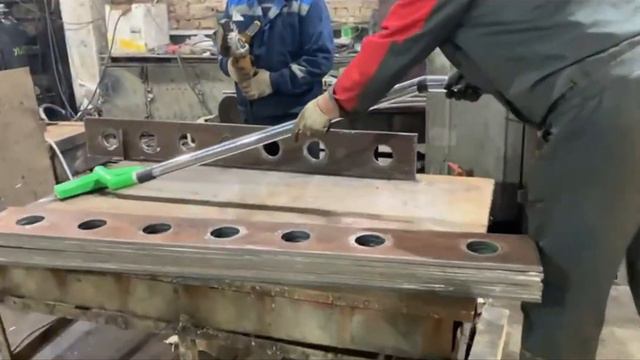 Уборка промышленным пылесосом ADS 328Н цеха от металлической пыли на предприятии ООО ПК СтилМаш