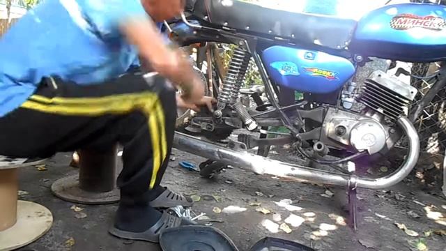 Замена задней звезды мотоцикла минск 43 на 42 зуб..mp4