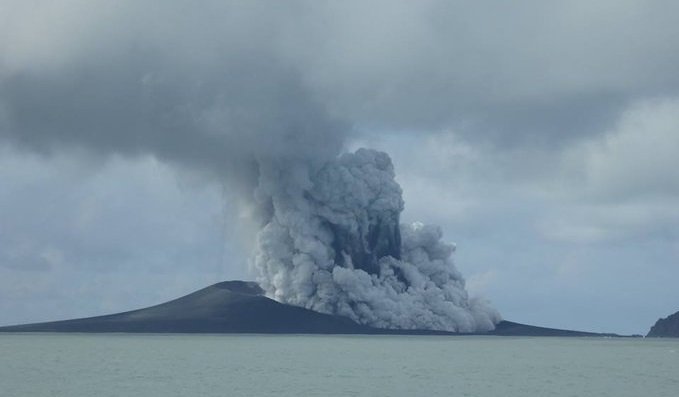 Мощное извержение вулкана на островах Тонга
#Тонга #вулкан #извержение #Хунга-Тонга-Хунга-Хаапай