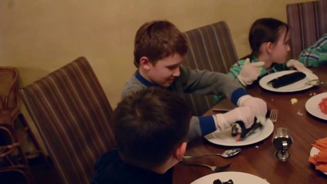 Дети готовят роллы и учат фразы на английском языке