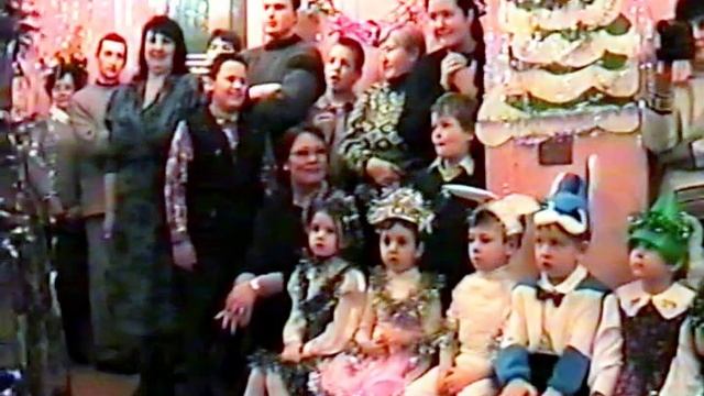 2000.12.26 Новогодний утренник в саду Максиму 6 лет, Саша в кадре