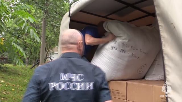Сотрудники МЧС России Хабаровского края передали в Курскую область гуманитарную помощь