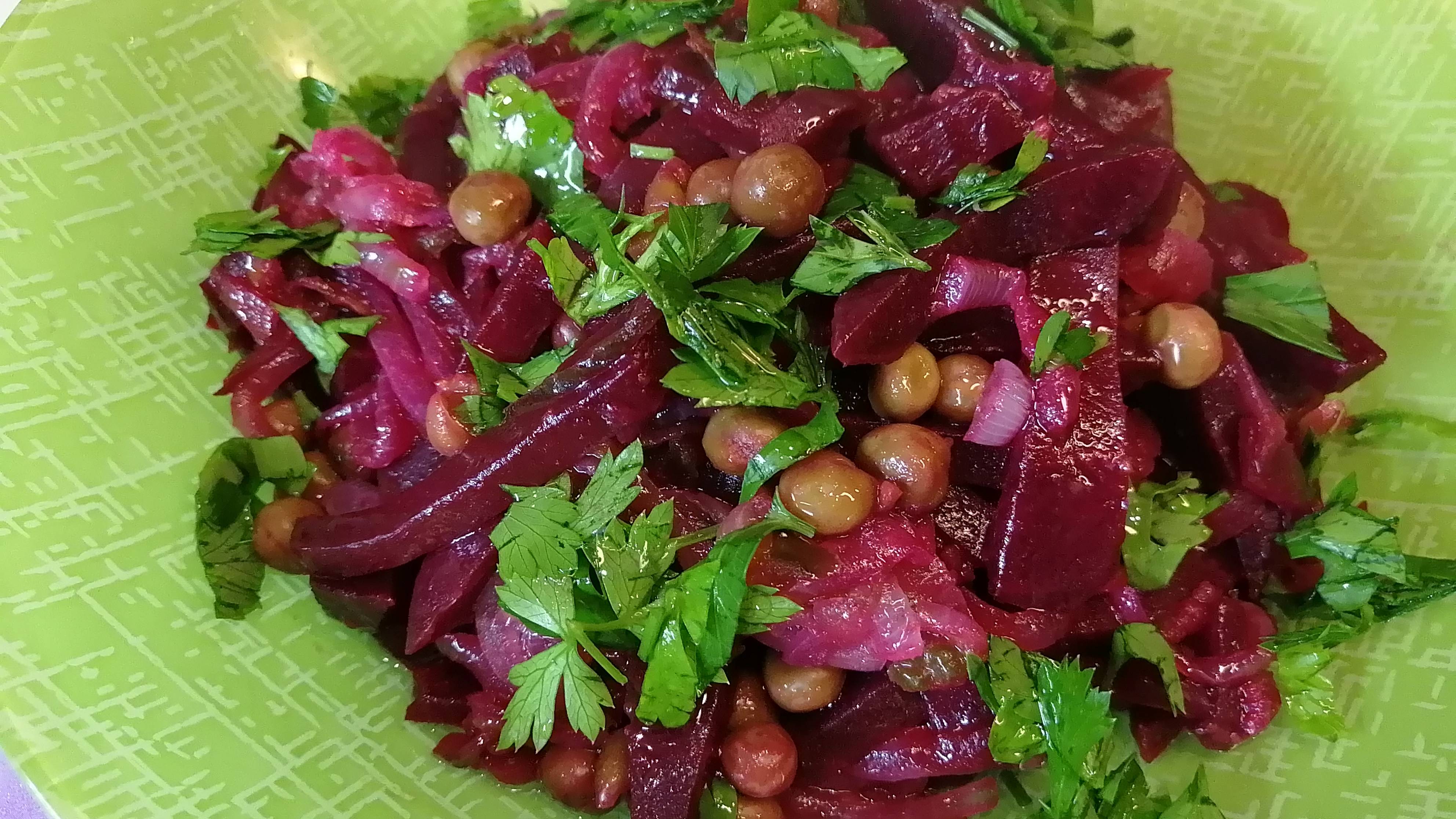 Оригинальный салатик из обычной свеклы. Очень простой рецепт.