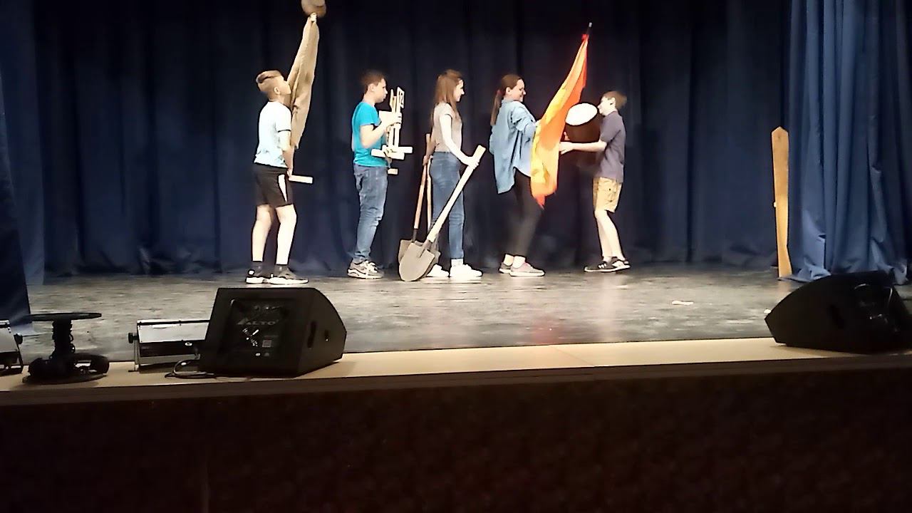 Репетируют ребята студии "На маленькой сцене"