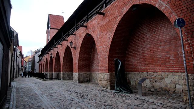 В узких улочках Риги....mp4