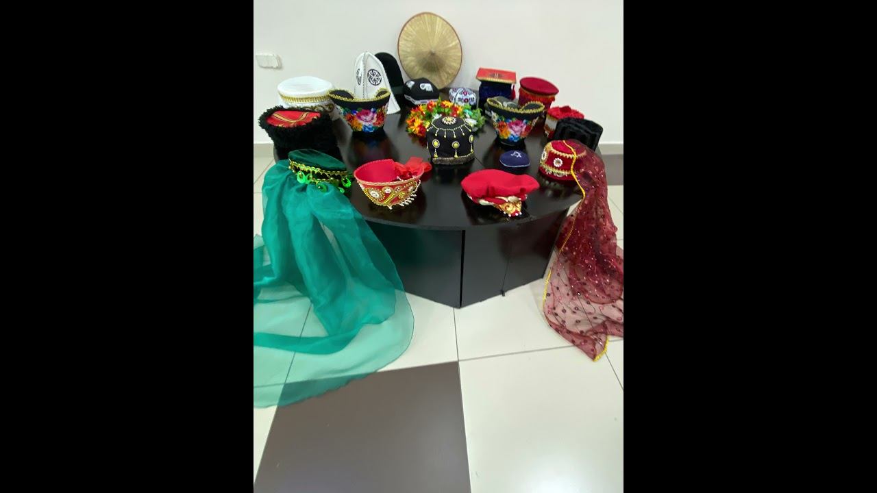 Выставка  национальных головных уборов «Традиции и современность»