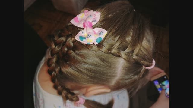 Простая, но необычная прическа для девочки.