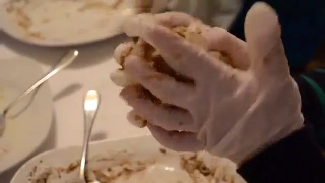 Дети готовят печенье и учат фразы на английском языке