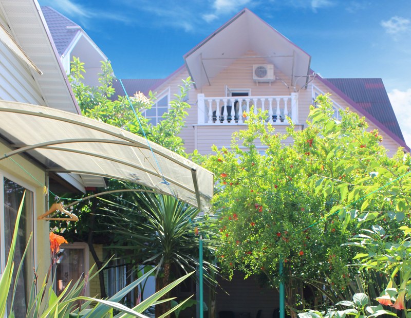 Отдых в Адлере цены на жильё. Гостиницы в Адлере в районе Курортного городка. «Колибри» гостевой дом