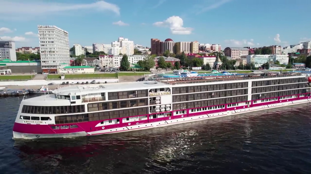 Теплоход _Мустай Карим_ на Волге.mp4