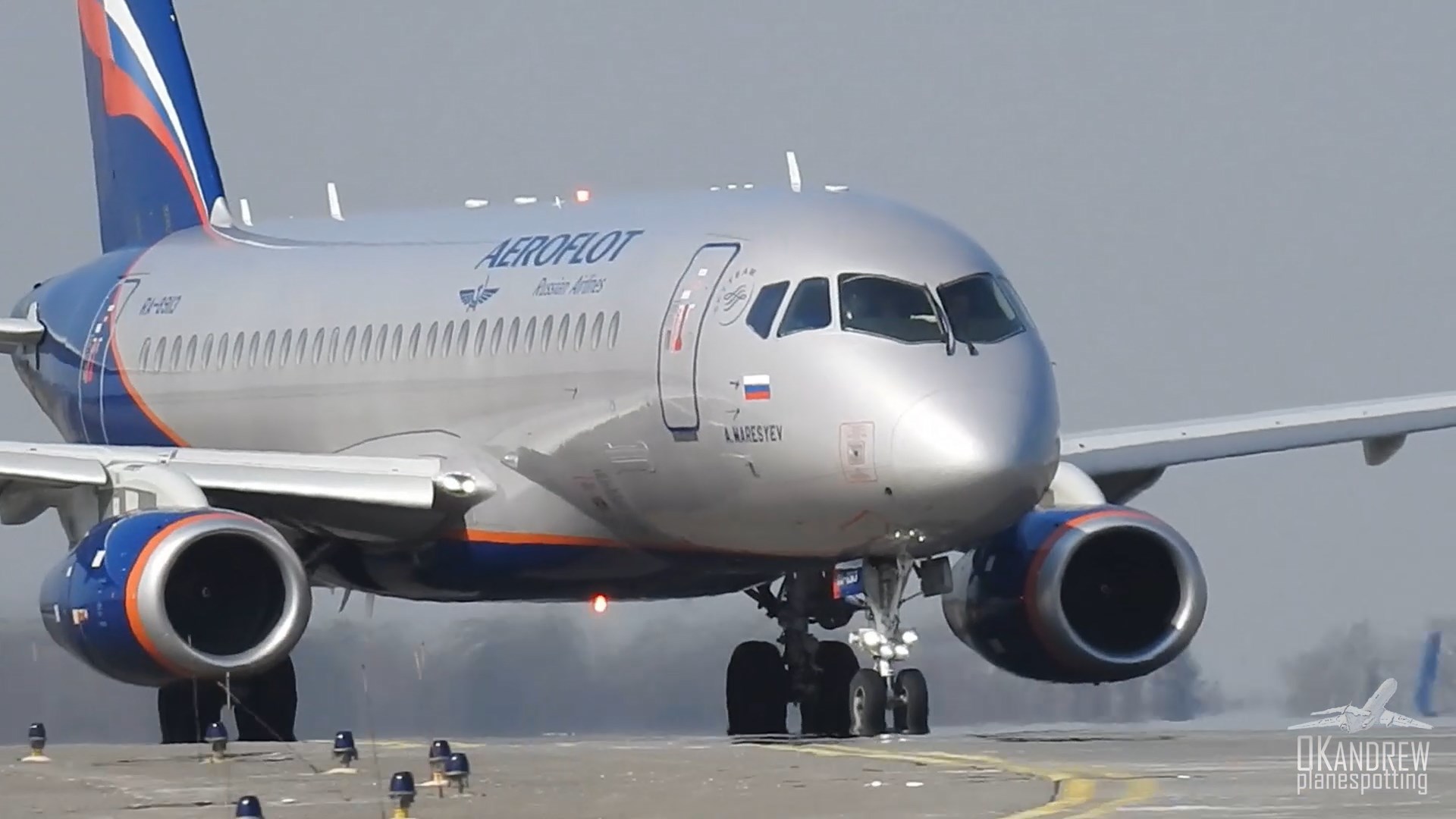 Кто круче взлетает. Суперджет и другие. Когда стоишь у взлетной полосы.