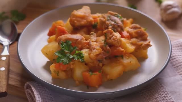 Тушеная картошка с копченой курицей. Как сделать картошку в два раза вкуснее