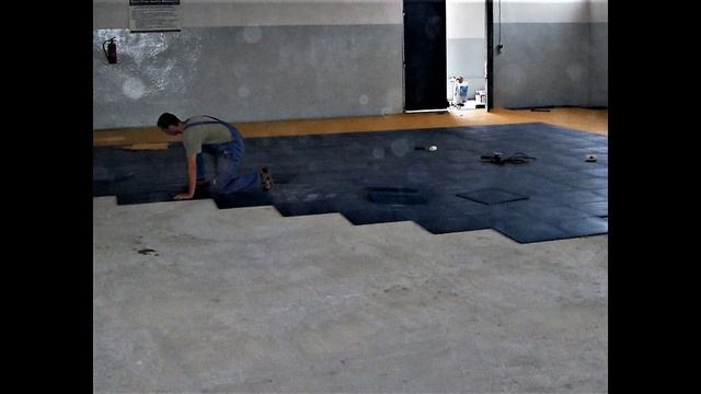 Модульная плитка ПВХ УНИПОЛ - монтаж полов в цеху завода