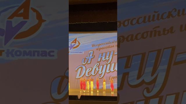 Первое выступление малышек на сцене!