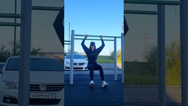 Подтягивания на спорт площадке