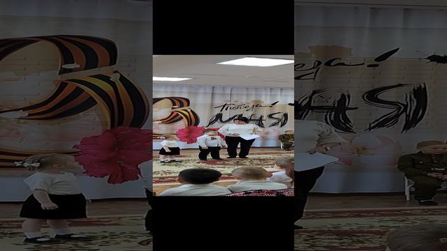 Стихи читают воспитанники вторых младших групп Шамарина Виктория и Рокачевский Вадим