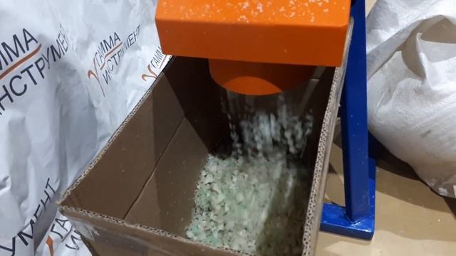 Дробилка дробление поролона МИ-500Р измельчение на калибровочной сетка 15 мм.mp4