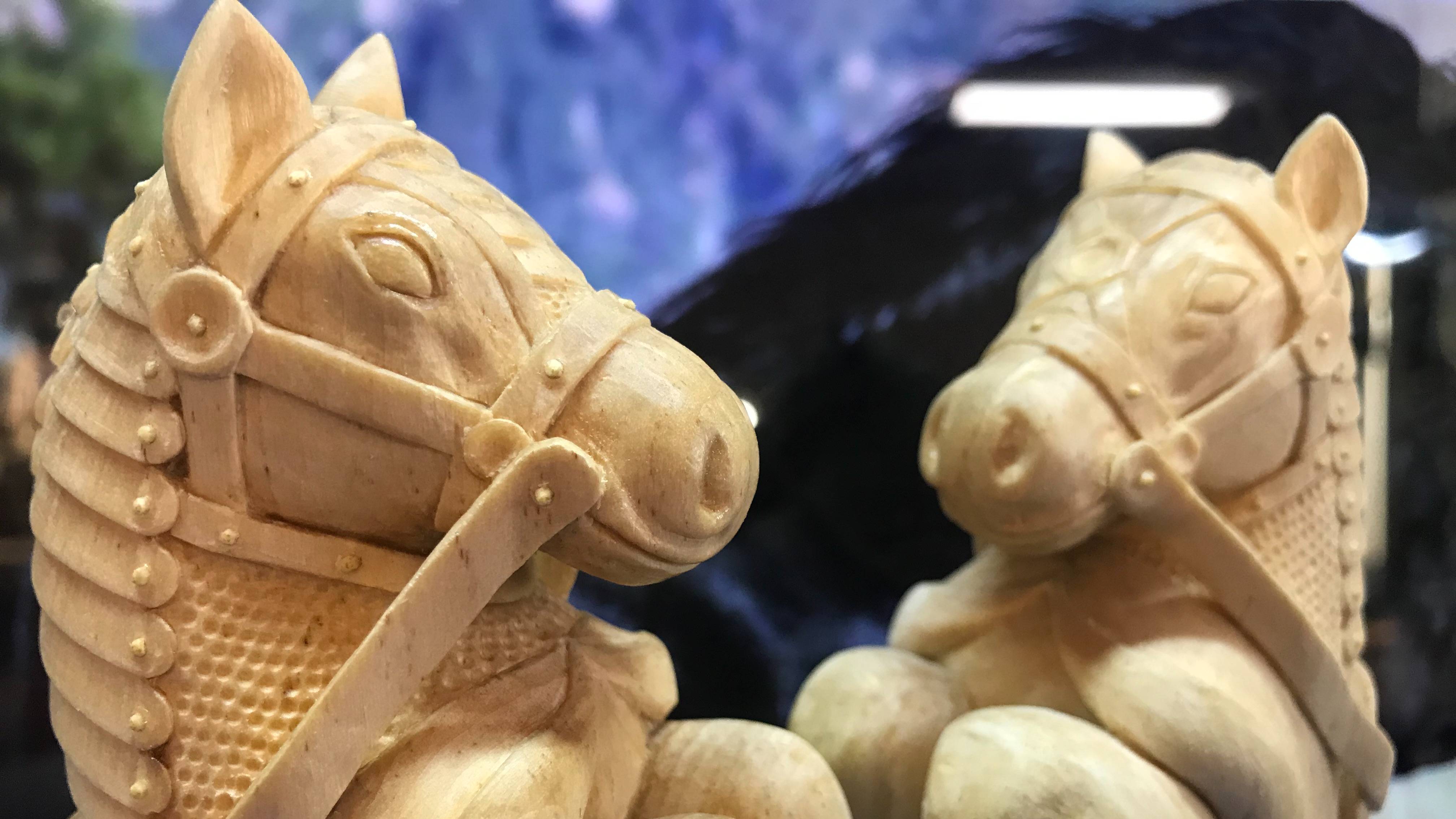 Шахматный конь,  резьба из дерева