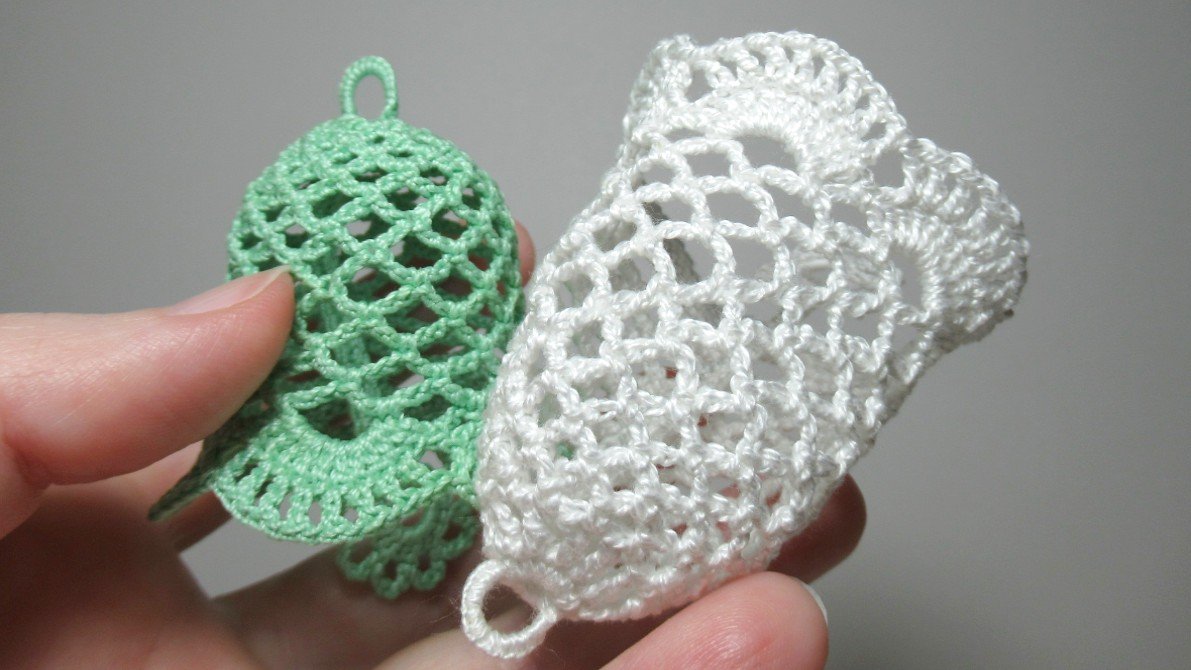 Как сделать петельку вязаному крючком колокольчику при помощи иглы. Видеоурок