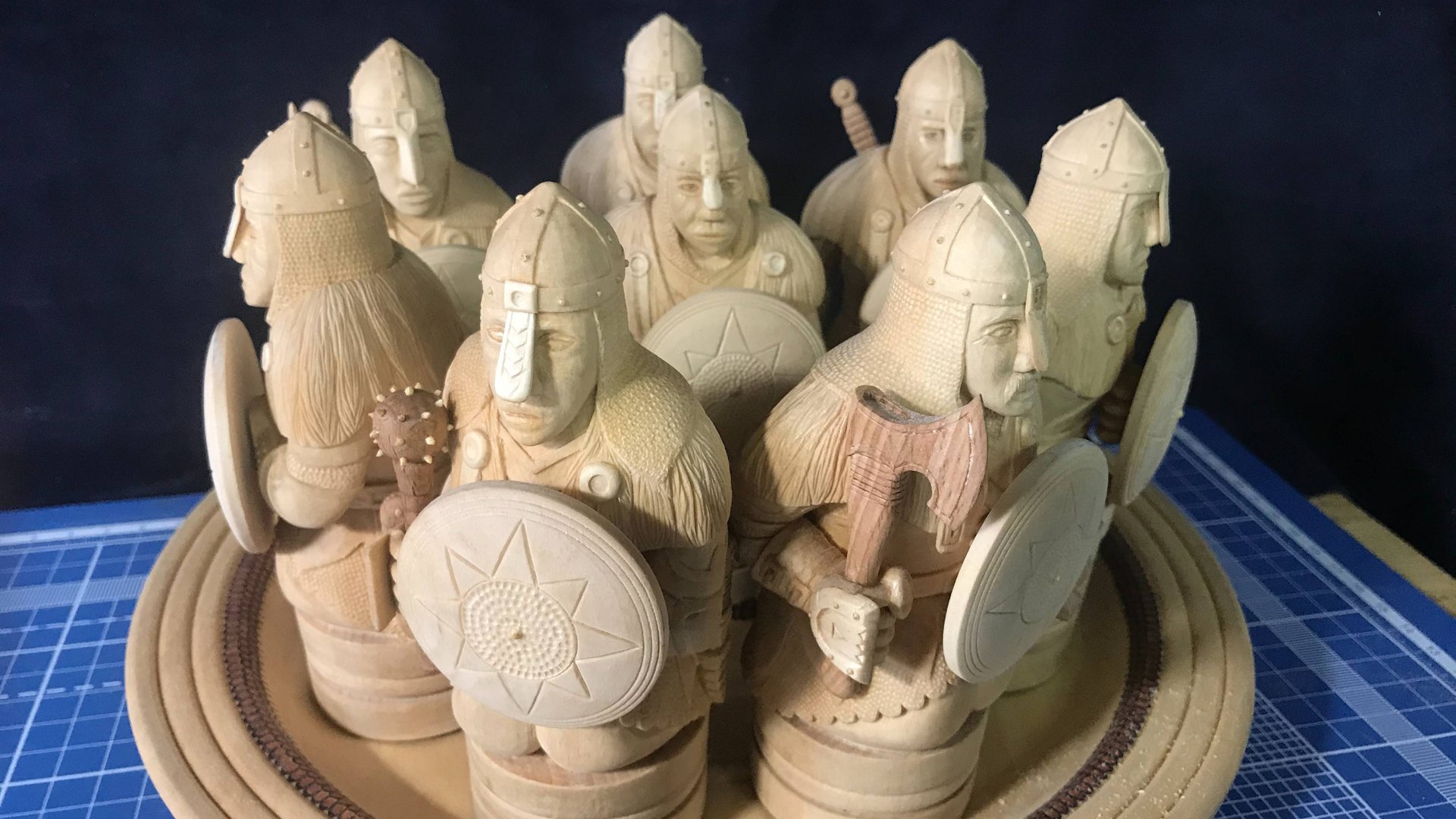 Завершение резьбы пешек из дерева