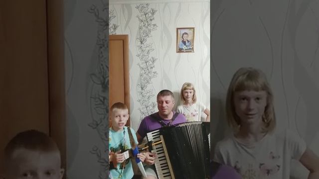 Семья отожгла На часах ноль ноль на аккордеоне ??? Аккордеонист