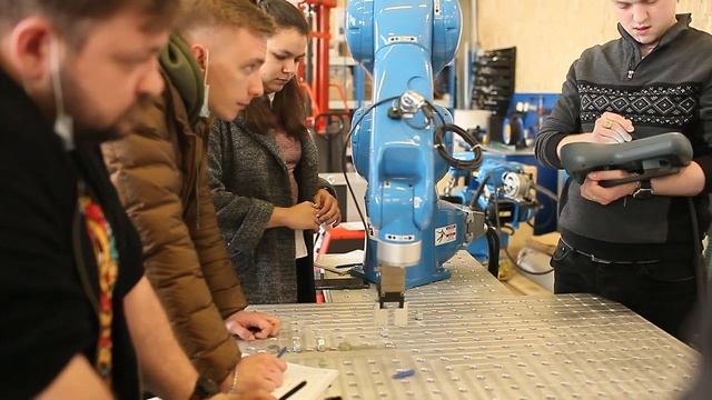 Обучение управлению промышленным роботом CRP