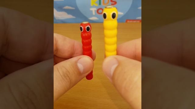 Гусеницы танцуют под веселую песенку