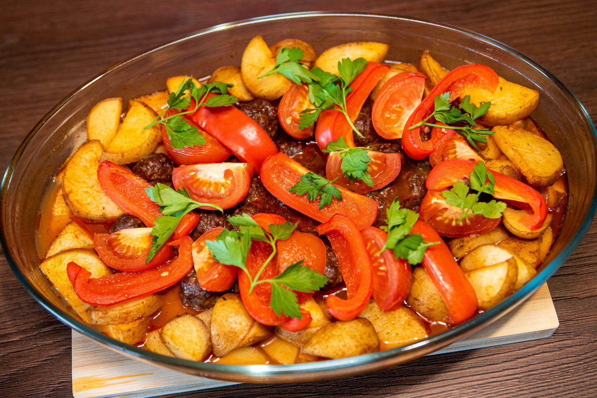 ФРИКАДЕЛЬКИ в томатном соусе с овощами.