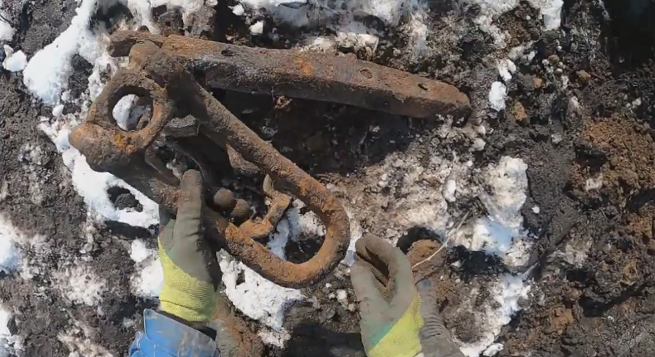 ЯМА  ЗАБИТАЯ МЕТАЛЛОМ НАШЕЛ ЖИЛУ ЧЕРМЕТА.