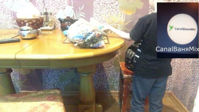 Ваня разбирает покупки из магазина