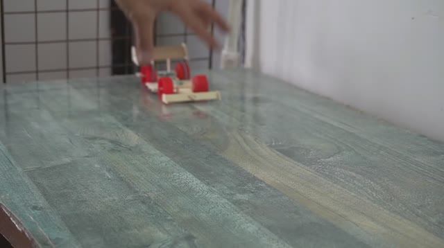 Удивительный гоночный автомобиль Формулы-1, сделанный из палочек от эскимо и резинки