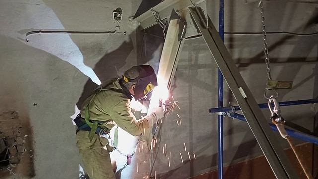 Сварка фермы крыши.