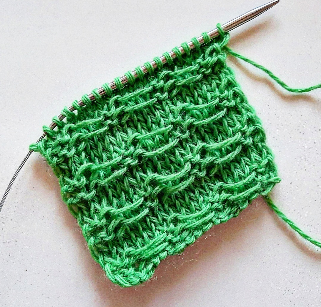 Поперечный узор спицами.