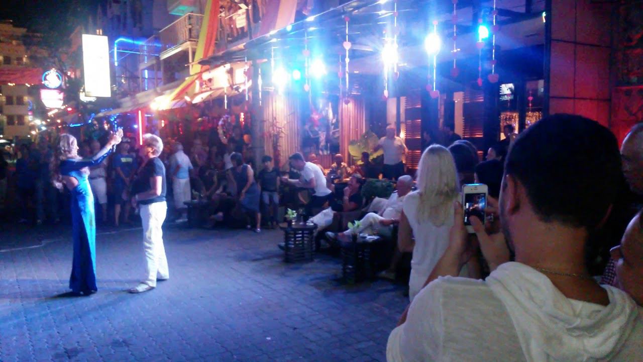 Песни и пляски в Тайланде посреди улицы