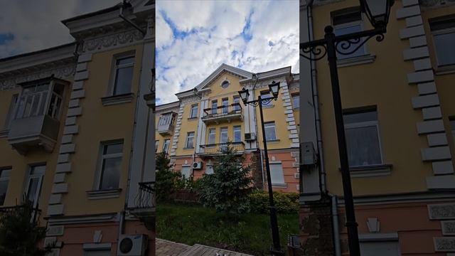 Дом 1950 года с советской символикой, в Красноярске. улица Горького 19.