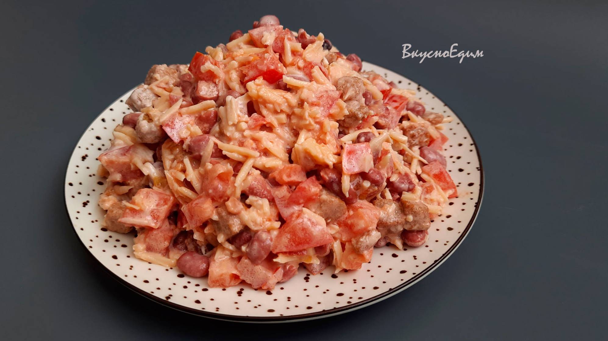 Быстрый и питательный салат с консервированной фасолью