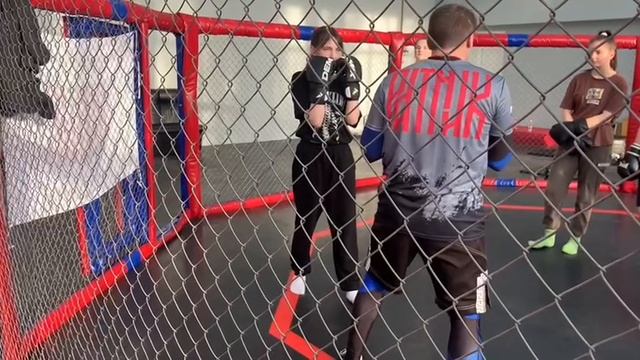 А вы знали, что в секции кикбоксинга в клубе «Ратник» занимаются девушки?!