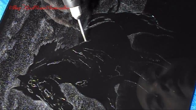 Ручная гравировка картины на стекле.Жеребец в степи..