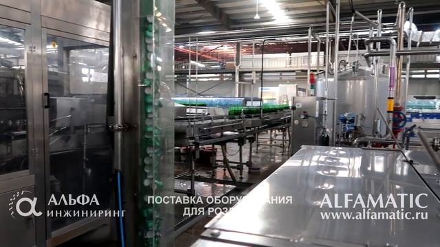 Триблок розлива в стеклянные бутылки с загрузчиком крышек.mp4