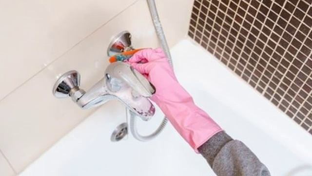 Как правильно продезинфицировать ванну и заставить раковину блестеть
