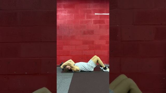 Трицепсовый жим лежа на полу